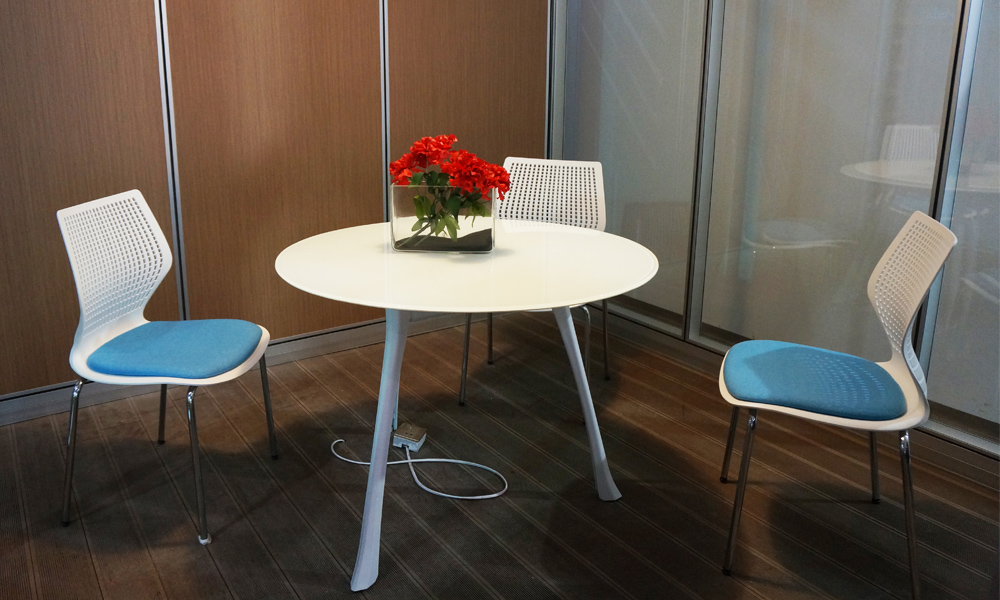 Modern Design Metal Frame Round Shaped Chatting Table - XINDA CLOVER